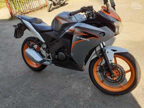 Хонда Cbr 2011 в Паневежис, объемом двигателя 0.13 л и пробегом 40 тыс. км за 1550 €, фото 5 на AUTOMOTO.COM.LV