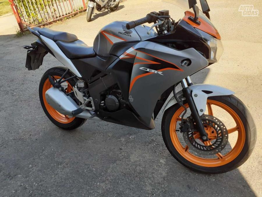 Honda Cbr 2011 in Panevezys, with an engine capacity of 0.13 L and mileage of 40 thousand km for 1550 €, photo 6 on AUTOMOTO.COM.LV