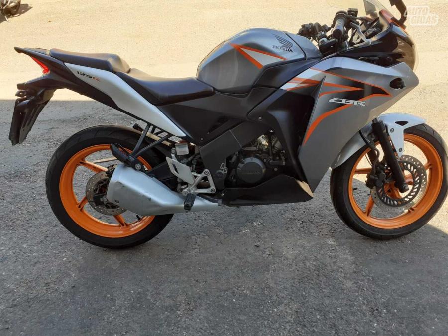 Honda Cbr 2011 in Panevezys, with an engine capacity of 0.13 L and mileage of 40 thousand km for 1550 €, photo 7 on AUTOMOTO.COM.LV