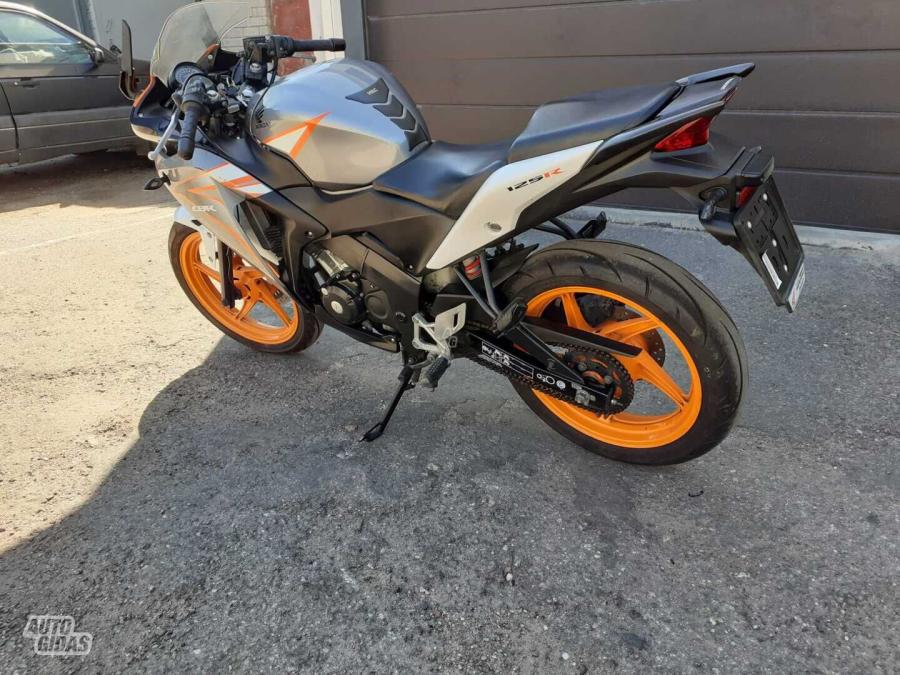 Honda Cbr 2011 in Panevezys, with an engine capacity of 0.13 L and mileage of 40 thousand km for 1500 €, photo 3 on AUTOMOTO.COM.LV
