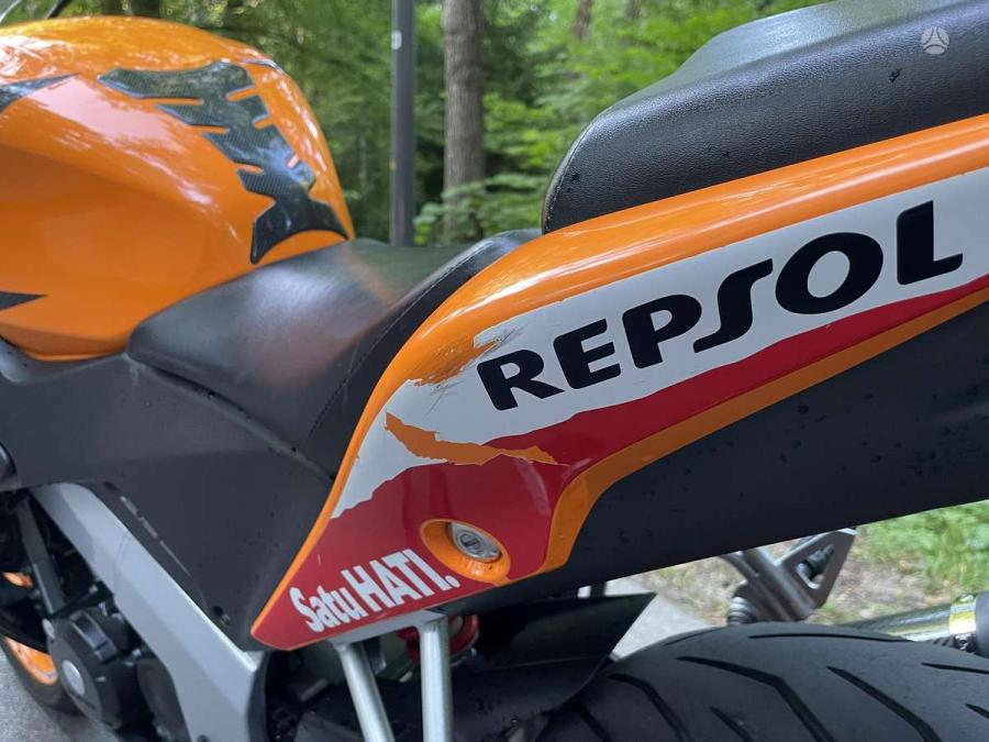 Honda Cbr 2012 in Kaunas, with an engine capacity of 0.13 L and mileage of 31 thousand km for 1650 €, photo 6 on AUTOMOTO.COM.LV
