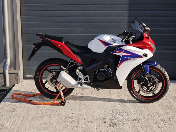 Honda Cbr 2015 Panevēža, ar dzinēja tilpumu 0.13 L un nobraukumu 21 tūkst. km par 1600 €, foto 3 vietnē AUTOMOTO.COM.LV