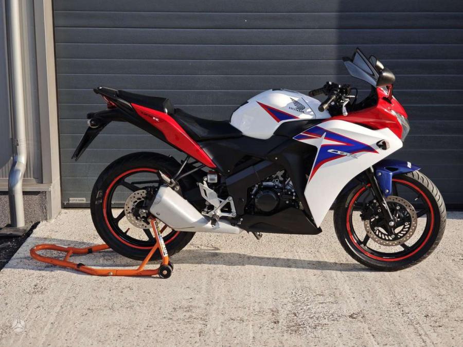 Хонда Cbr 2015 в Паневежис, объемом двигателя 0.13 л и пробегом 21 тыс. км за 1600 €, фото 4 на AUTOMOTO.COM.LV