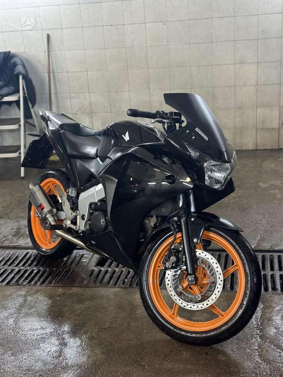 Хонда Cbr 2015 в Куршенай, объемом двигателя 0.13 л и пробегом 16 тыс. км за 2200 €, фото 1 на AUTOMOTO.COM.LV