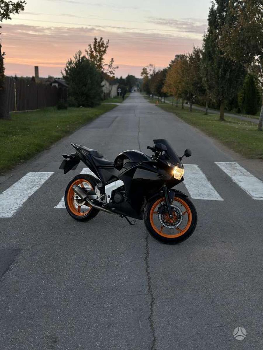 Хонда Cbr 2015 в Куршенай, объемом двигателя 0.13 л и пробегом 16 тыс. км за 2200 €, фото 3 на AUTOMOTO.COM.LV