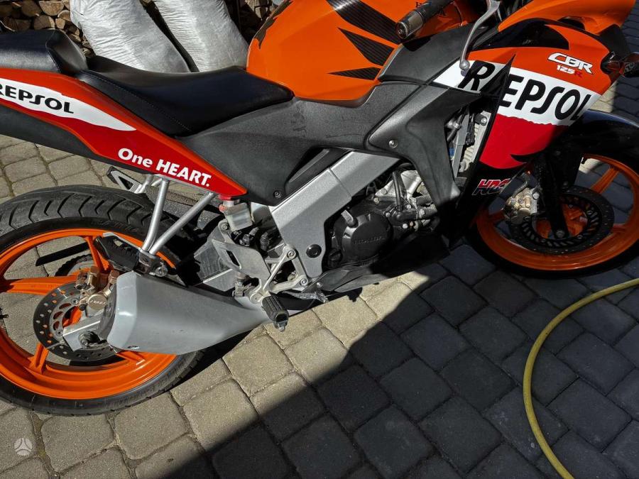 Orange Honda Cbr 2012 in Kaunas, with an engine capacity of 0.13 L and mileage of 24 thousand km for 1970 €, photo 3 on AUTOMOTO.COM.LV