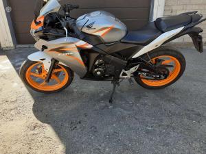 Oranžs Honda Cbr 2012 Panevēža, ar dzinēja tilpumu 0.13 L un nobraukumu 38 tūkst. km par 1750 €, foto  vietnē AUTOMOTO.COM.LV