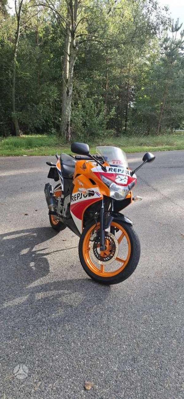 Orange Honda Cbr 2016 in Silute, with an engine capacity of 0.13 L and mileage of 24 thousand km for 1700 €, photo 1 on AUTOMOTO.COM.LV