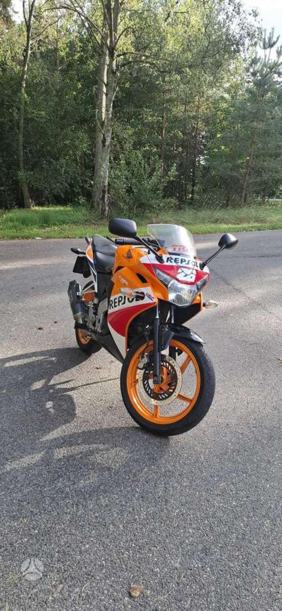 Orange Honda Cbr 2016 in Silute, with an engine capacity of 0.13 L and mileage of 24 thousand km for 1700 €, photo 1 on AUTOMOTO.COM.LV