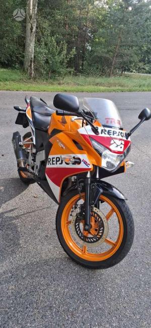 Orange Honda Cbr 2016 in Silute, with an engine capacity of 0.13 L and mileage of 24 thousand km for 1700 €, photo 3 on AUTOMOTO.COM.LV