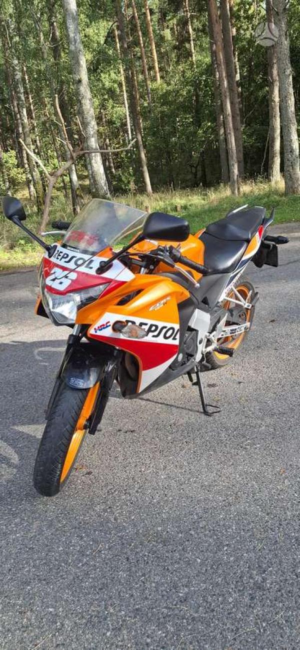 Orange Honda Cbr 2016 in Silute, with an engine capacity of 0.13 L and mileage of 24 thousand km for 1700 €, photo 5 on AUTOMOTO.COM.LV