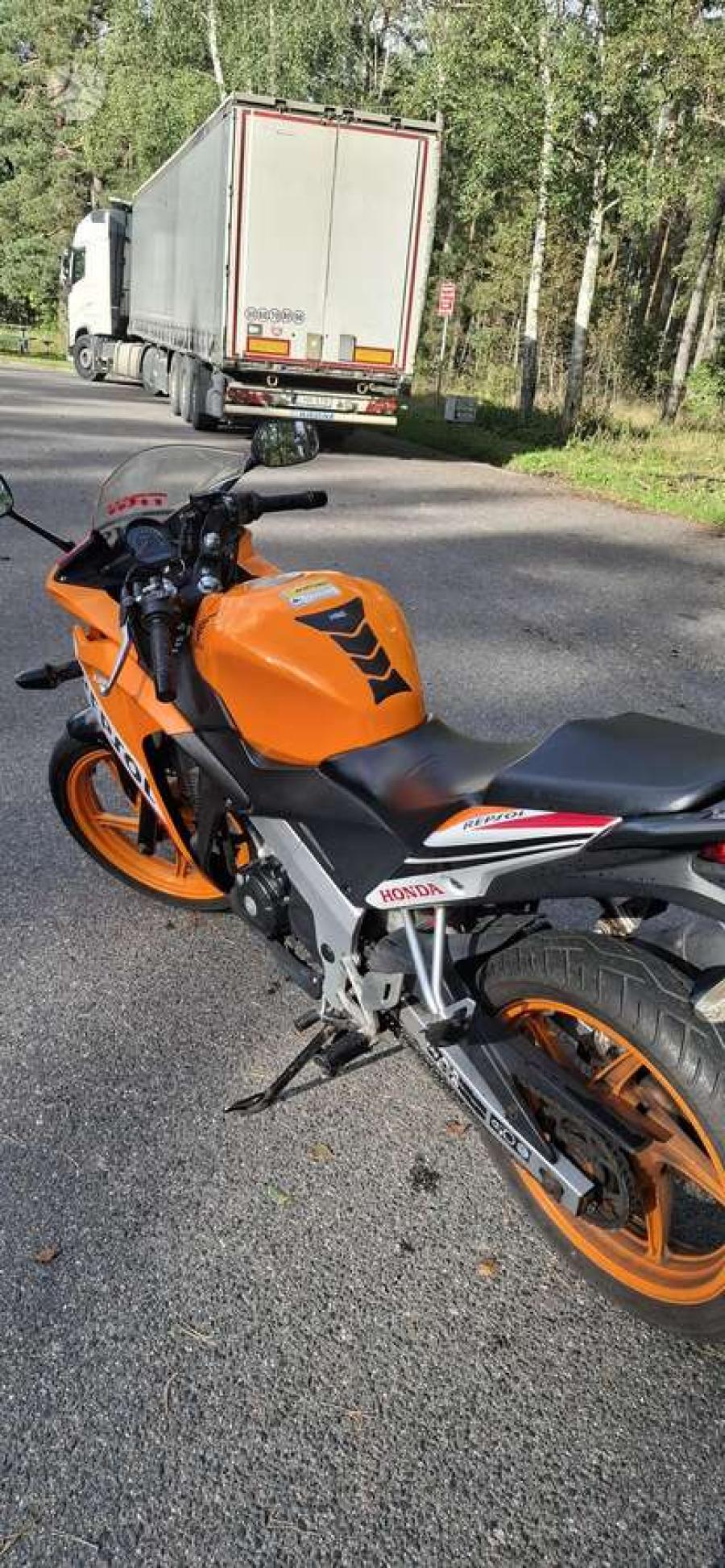 Orange Honda Cbr 2016 in Silute, with an engine capacity of 0.13 L and mileage of 24 thousand km for 1700 €, photo 7 on AUTOMOTO.COM.LV