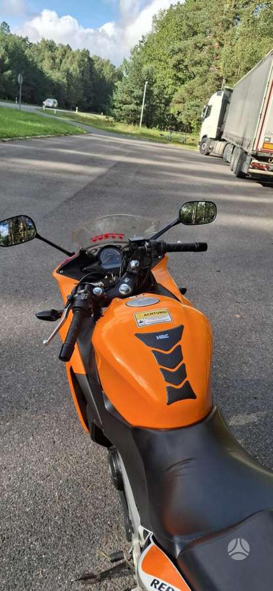 Orange Honda Cbr 2016 in Silute, with an engine capacity of 0.13 L and mileage of 24 thousand km for 1700 €, photo 8 on AUTOMOTO.COM.LV