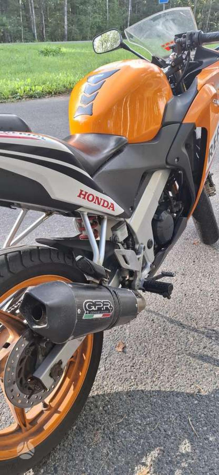 Orange Honda Cbr 2016 in Silute, with an engine capacity of 0.13 L and mileage of 24 thousand km for 1700 €, photo 10 on AUTOMOTO.COM.LV
