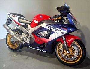 Красный Хонда Cbr 2000 в Расейняй, объемом двигателя 0.93 л и пробегом 48 тыс. км за 3250 €, фото 12 на AUTOMOTO.COM.LV
