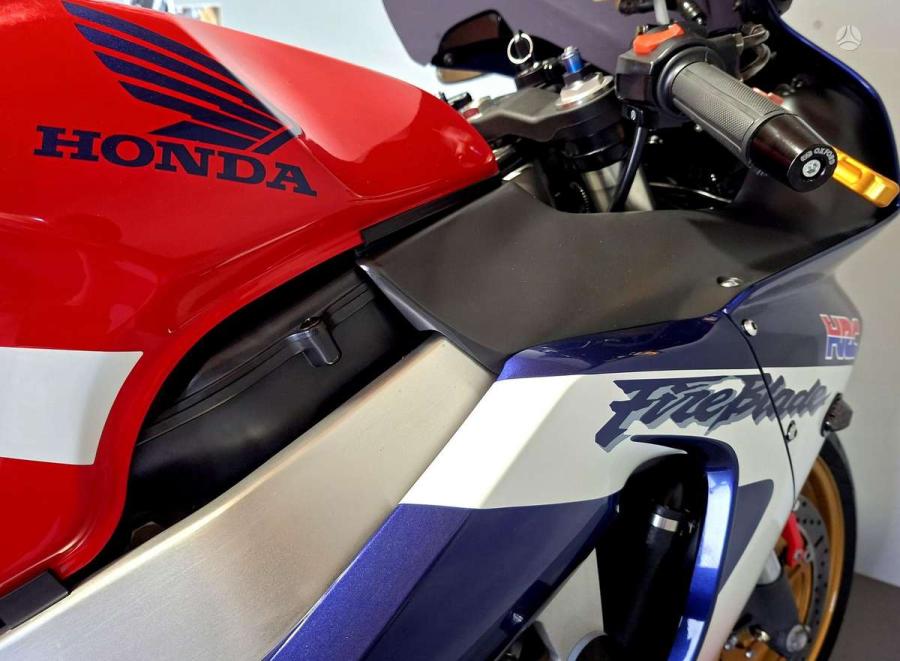 Красный Хонда Cbr 2000 в Расейняй, объемом двигателя 0.93 л и пробегом 48 тыс. км за 3250 €, фото 30 на AUTOMOTO.COM.LV