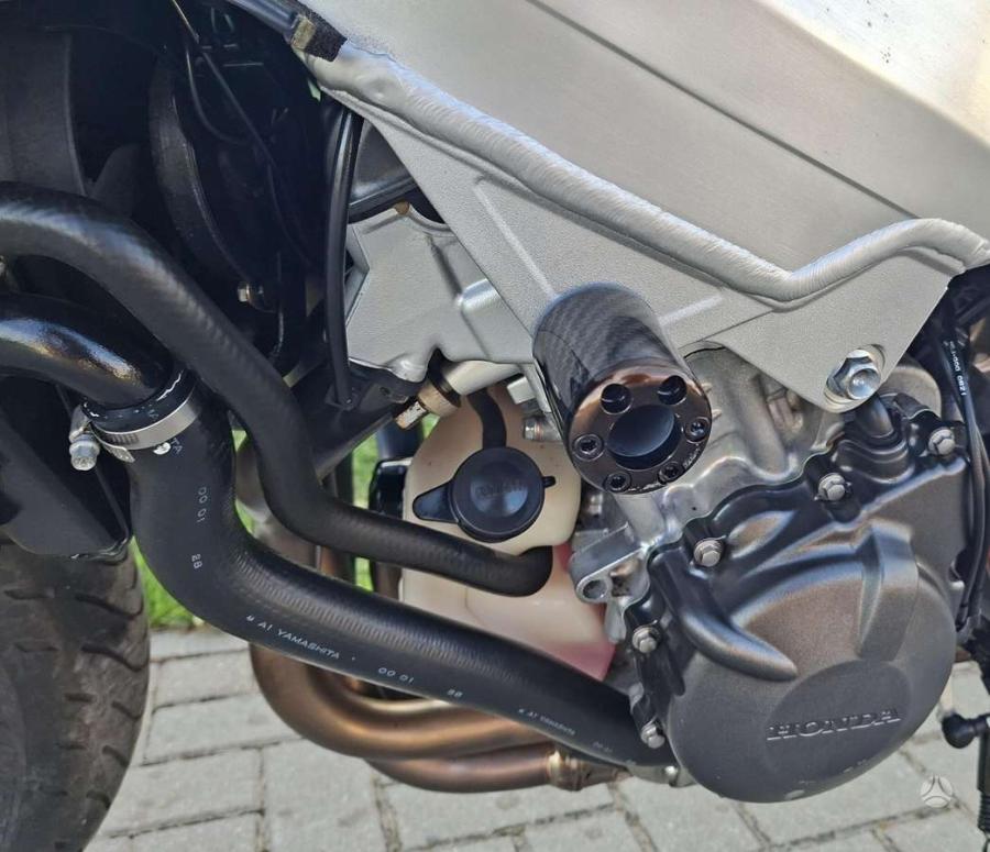 Красный Хонда Cbr 2000 в Расейняй, объемом двигателя 0.93 л и пробегом 48 тыс. км за 3250 €, фото 38 на AUTOMOTO.COM.LV