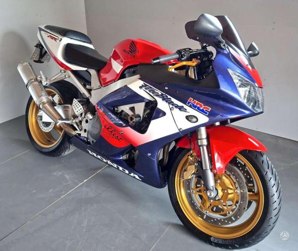 Red Honda Cbr 2000 in Raseiniai, with an engine capacity of 0.93 L and mileage of 48 thousand km for 3250 €, photo 1 on AUTOMOTO.COM.LV