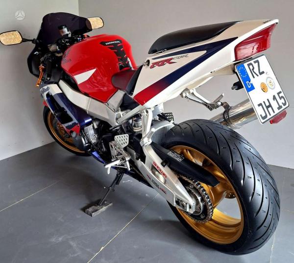 Red Honda Cbr 2000 in Raseiniai, with an engine capacity of 0.93 L and mileage of 48 thousand km for 3250 €, photo 2 on AUTOMOTO.COM.LV