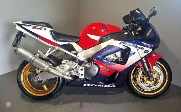 Red Honda Cbr 2000 in Raseiniai, with an engine capacity of 0.93 L and mileage of 48 thousand km for 3250 €, photo 4 on AUTOMOTO.COM.LV