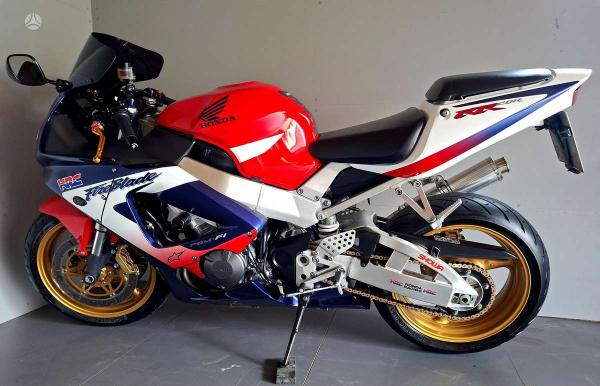 Red Honda Cbr 2000 in Raseiniai, with an engine capacity of 0.93 L and mileage of 48 thousand km for 3250 €, photo 5 on AUTOMOTO.COM.LV