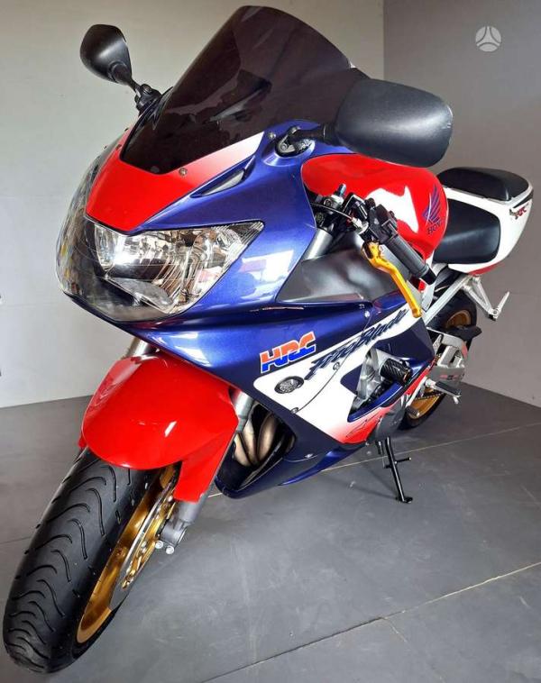 Red Honda Cbr 2000 in Raseiniai, with an engine capacity of 0.93 L and mileage of 48 thousand km for 3250 €, photo 7 on AUTOMOTO.COM.LV