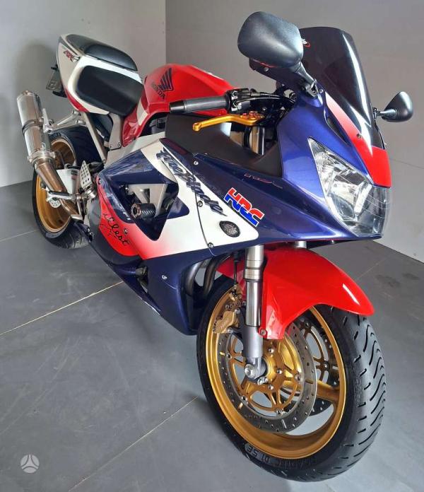 Red Honda Cbr 2000 in Raseiniai, with an engine capacity of 0.93 L and mileage of 48 thousand km for 3250 €, photo 8 on AUTOMOTO.COM.LV