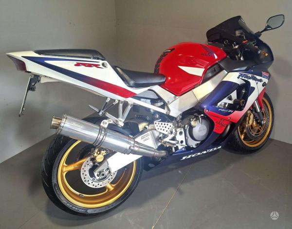 Red Honda Cbr 2000 in Raseiniai, with an engine capacity of 0.93 L and mileage of 48 thousand km for 3250 €, photo 9 on AUTOMOTO.COM.LV