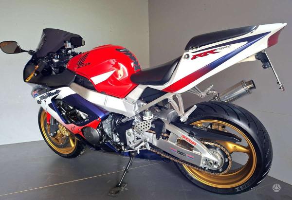 Red Honda Cbr 2000 in Raseiniai, with an engine capacity of 0.93 L and mileage of 48 thousand km for 3250 €, photo 10 on AUTOMOTO.COM.LV