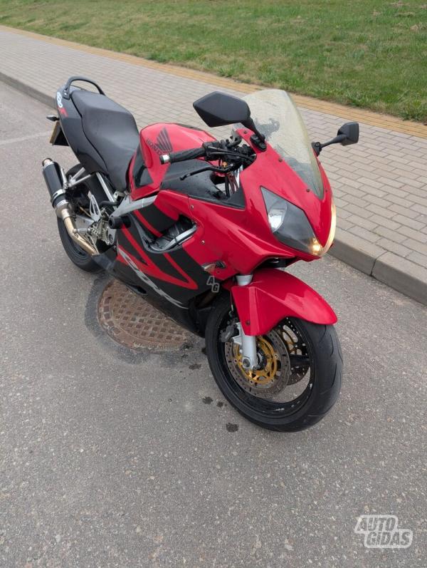 Red Honda Cbr 2001 in Moletai, with an engine capacity of 0.60 L and mileage of 20 thousand km for 2000 €, photo 3 on AUTOMOTO.COM.LV