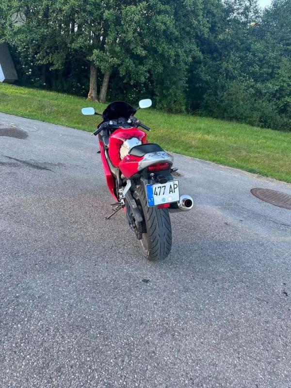 Red Honda Cbr 2001 in Vilkaviskis, with an engine capacity of 0.60 L and mileage of 39 thousand km for 2350 €, photo 3 on AUTOMOTO.COM.LV