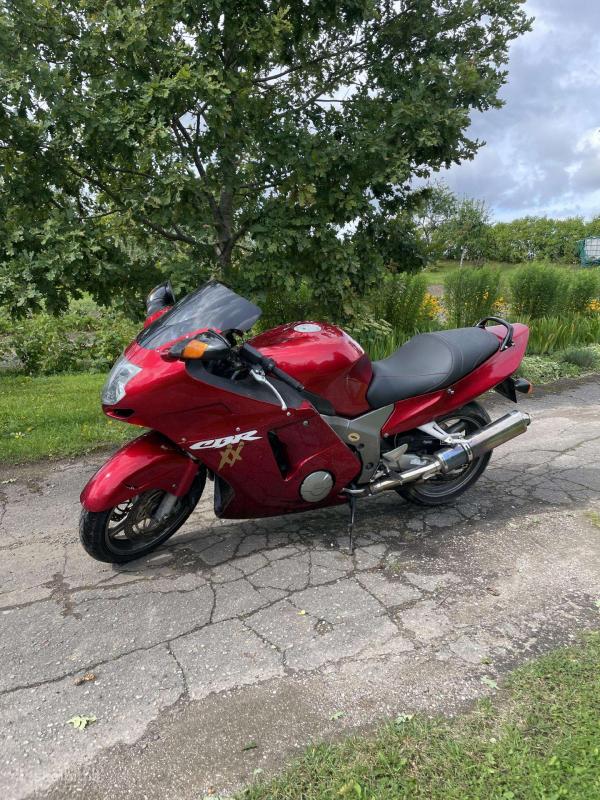 Red Honda Cbr 2001 in Skuodas, with an engine capacity of 1.10 L and mileage of 54 thousand km for 2500 €, photo 2 on AUTOMOTO.COM.LV