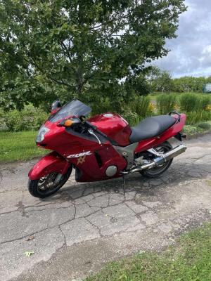 Red Honda Cbr 2001 in Skuodas, with an engine capacity of 1.10 L and mileage of 54 thousand km for 2500 €, photo 3 on AUTOMOTO.COM.LV