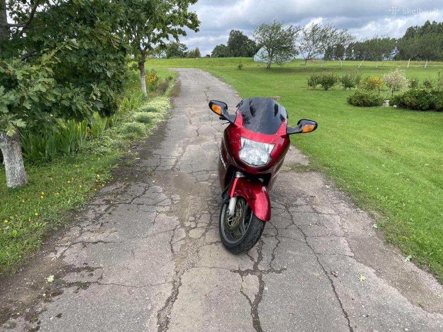 Red Honda Cbr 2001 in Skuodas, with an engine capacity of 1.10 L and mileage of 54 thousand km for 2500 €, photo 4 on AUTOMOTO.COM.LV