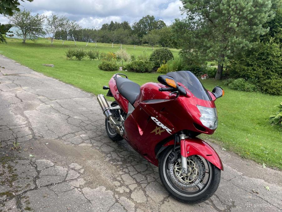 Red Honda Cbr 2001 in Skuodas, with an engine capacity of 1.10 L and mileage of 54 thousand km for 2500 €, photo 5 on AUTOMOTO.COM.LV