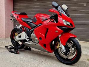 Sarkans Honda Cbr 2004 Viļņa, ar dzinēja tilpumu 0.60 L un nobraukumu 36 tūkst. km par 3650 €, foto  vietnē AUTOMOTO.COM.LV