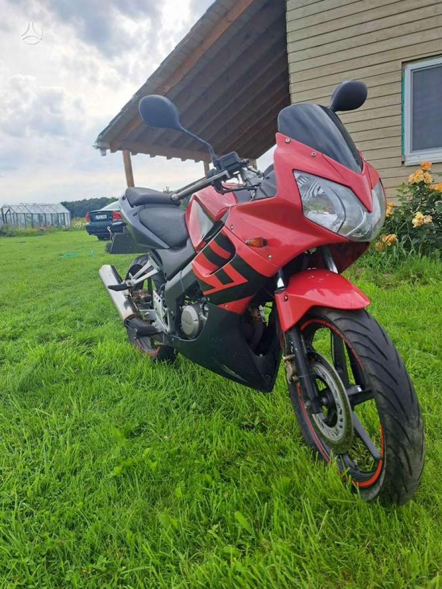 Red Honda Cbr 2004 in Klaipeda, with an engine capacity of 0.13 L and mileage of 478 thousand km for 1100 €, photo 1 on AUTOMOTO.COM.LV