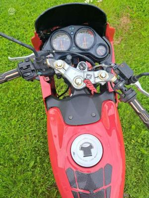 Red Honda Cbr 2004 in Klaipeda, with an engine capacity of 0.13 L and mileage of 478 thousand km for 1100 €, photo 3 on AUTOMOTO.COM.LV