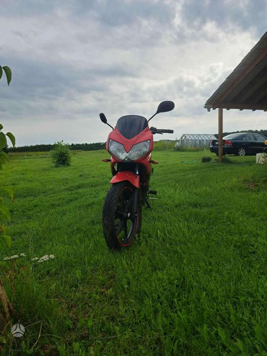 Red Honda Cbr 2004 in Klaipeda, with an engine capacity of 0.13 L and mileage of 478 thousand km for 1100 €, photo 5 on AUTOMOTO.COM.LV