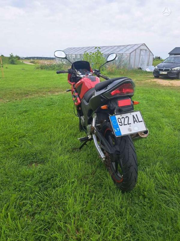 Red Honda Cbr 2004 in Klaipeda, with an engine capacity of 0.13 L and mileage of 478 thousand km for 1100 €, photo 5 on AUTOMOTO.COM.LV