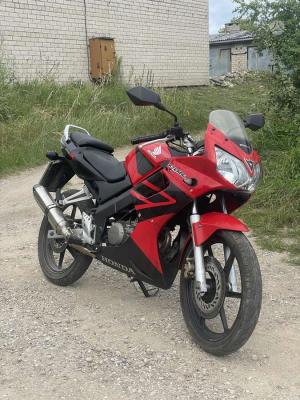 Sarkans Honda Cbr 2004 Šilutė, ar dzinēja tilpumu 0.13 L un nobraukumu 22 tūkst. km par 950 €, foto  vietnē AUTOMOTO.COM.LV