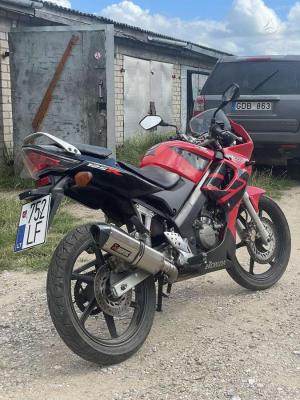 Sarkans Honda Cbr 2004 Šilutė, ar dzinēja tilpumu 0.13 L un nobraukumu 22 tūkst. km par 950 €, foto 3 vietnē AUTOMOTO.COM.LV