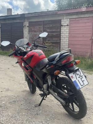 Sarkans Honda Cbr 2004 Šilutė, ar dzinēja tilpumu 0.13 L un nobraukumu 22 tūkst. km par 950 €, foto 5 vietnē AUTOMOTO.COM.LV