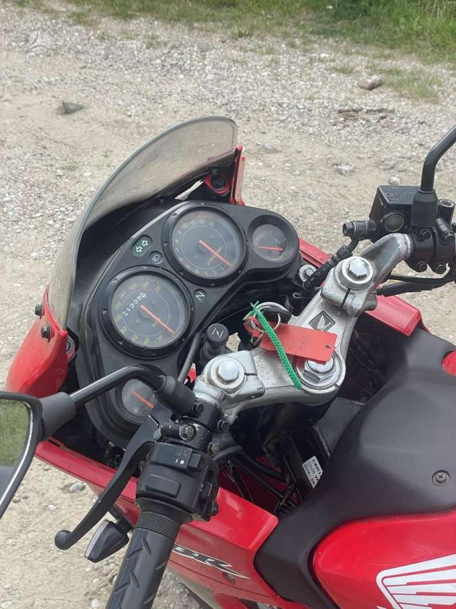 Sarkans Honda Cbr 2004 Šilutė, ar dzinēja tilpumu 0.13 L un nobraukumu 22 tūkst. km par 950 €, foto 6 vietnē AUTOMOTO.COM.LV