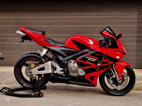 Red Honda Cbr 2004 in Vilnius, with an engine capacity of 0.60 L and mileage of 43 thousand km for 3650 €, photo 3 on AUTOMOTO.COM.LV