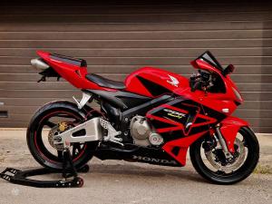 Red Honda Cbr 2004 in Vilnius, with an engine capacity of 0.60 L and mileage of 43 thousand km for 3650 €, photo 3 on AUTOMOTO.COM.LV