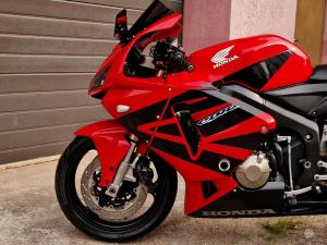 Red Honda Cbr 2004 in Vilnius, with an engine capacity of 0.60 L and mileage of 43 thousand km for 3650 €, photo 12 on AUTOMOTO.COM.LV