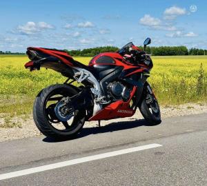 Sarkans Honda Cbr 2008 Viļņa, ar dzinēja tilpumu 0.60 L un nobraukumu 75 tūkst. km par 4100 €, foto  vietnē AUTOMOTO.COM.LV