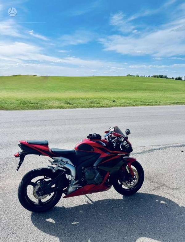 Sarkans Honda Cbr 2008 Viļņa, ar dzinēja tilpumu 0.60 L un nobraukumu 75 tūkst. km par 4100 €, foto 4 vietnē AUTOMOTO.COM.LV