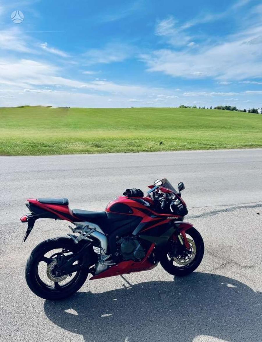 Sarkans Honda Cbr 2008 Viļņa, ar dzinēja tilpumu 0.60 L un nobraukumu 75 tūkst. km par 4100 €, foto 4 vietnē AUTOMOTO.COM.LV